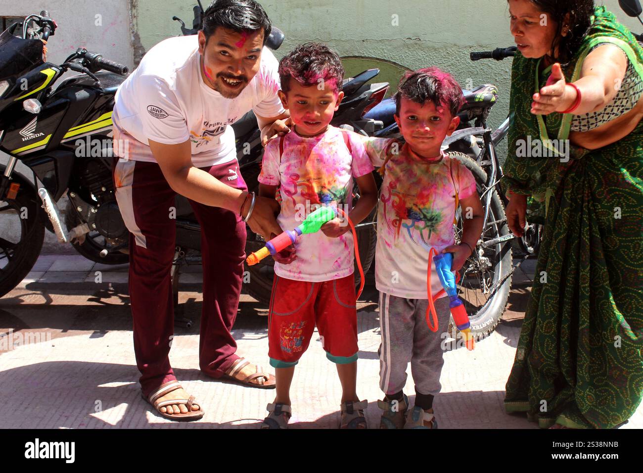 Holi celebrations -Indian little kids playing Holi, Indian kids with ...