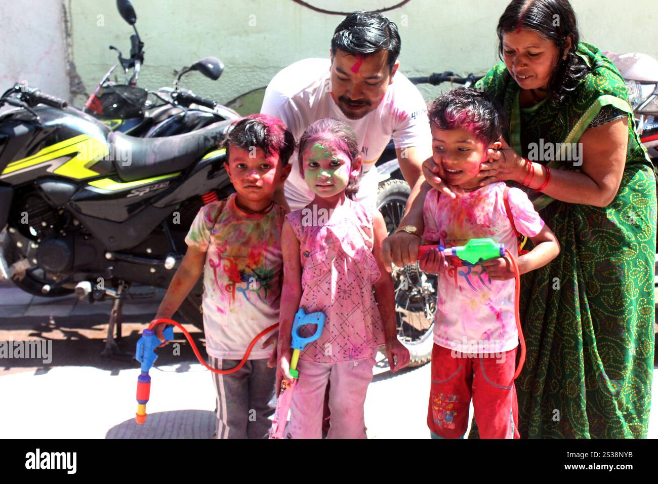 Holi celebrations -Indian little kids playing Holi, Indian kids with ...