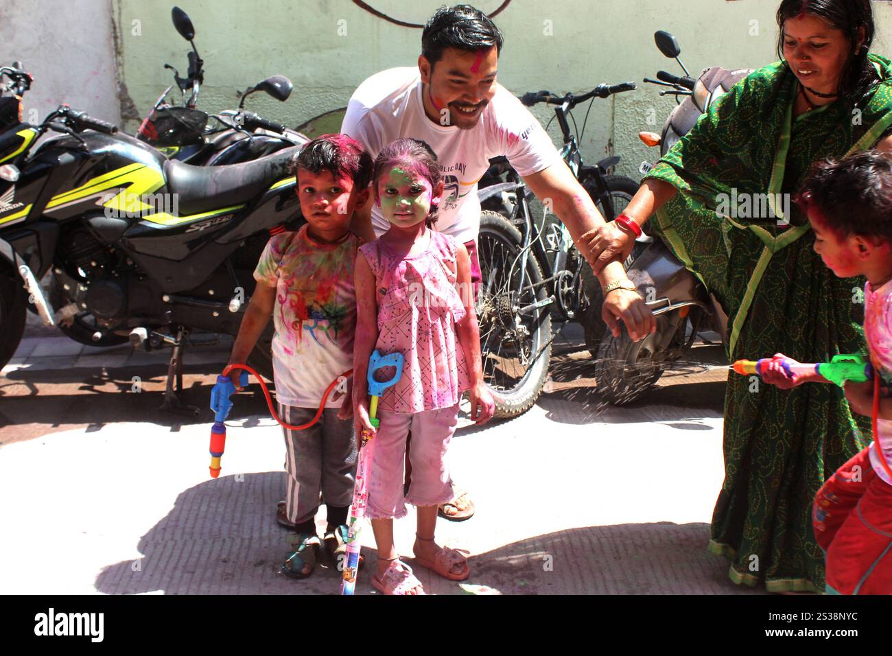 Holi celebrations -Indian little kids playing Holi, Indian kids with ...