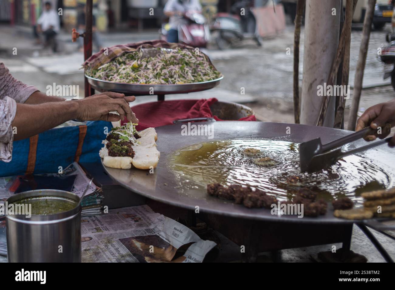Street food preparation at local roadside stall in Mumbai, India Stock ...