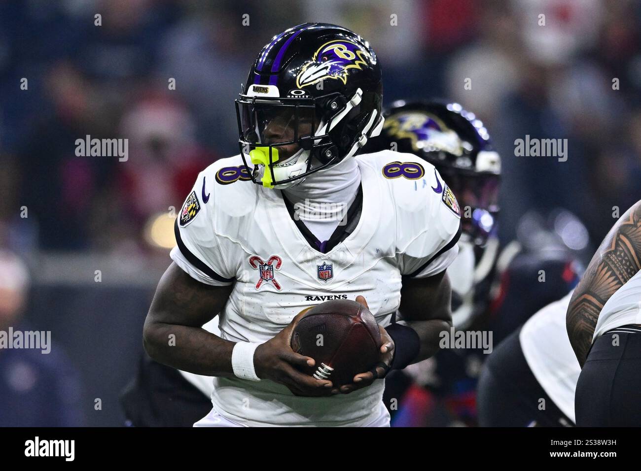Baltimore Ravens quarterback Lamar Jackson (8) looks to hand off the ...