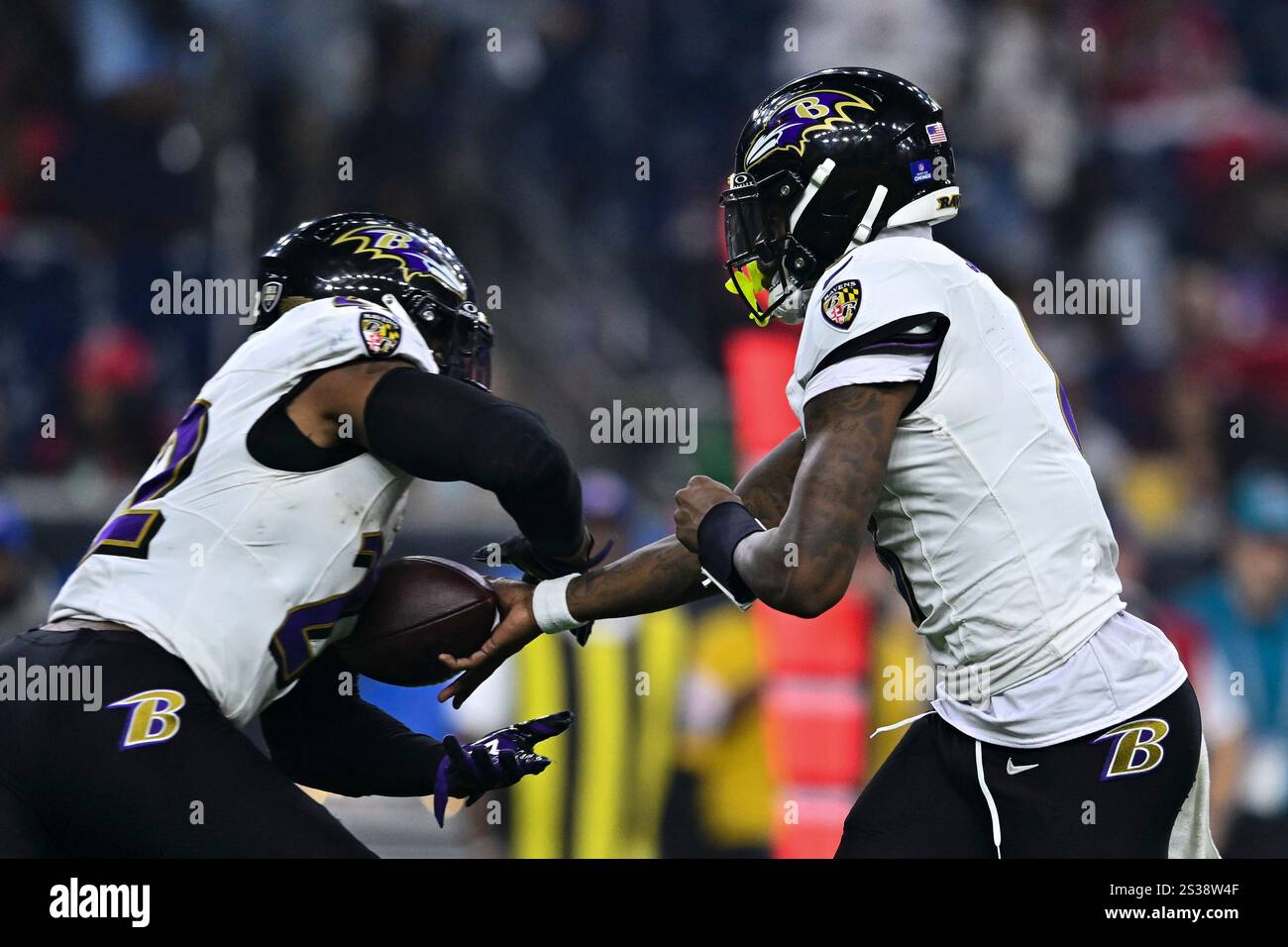 Baltimore Ravens quarterback Lamar Jackson (8) hands off the ball to ...