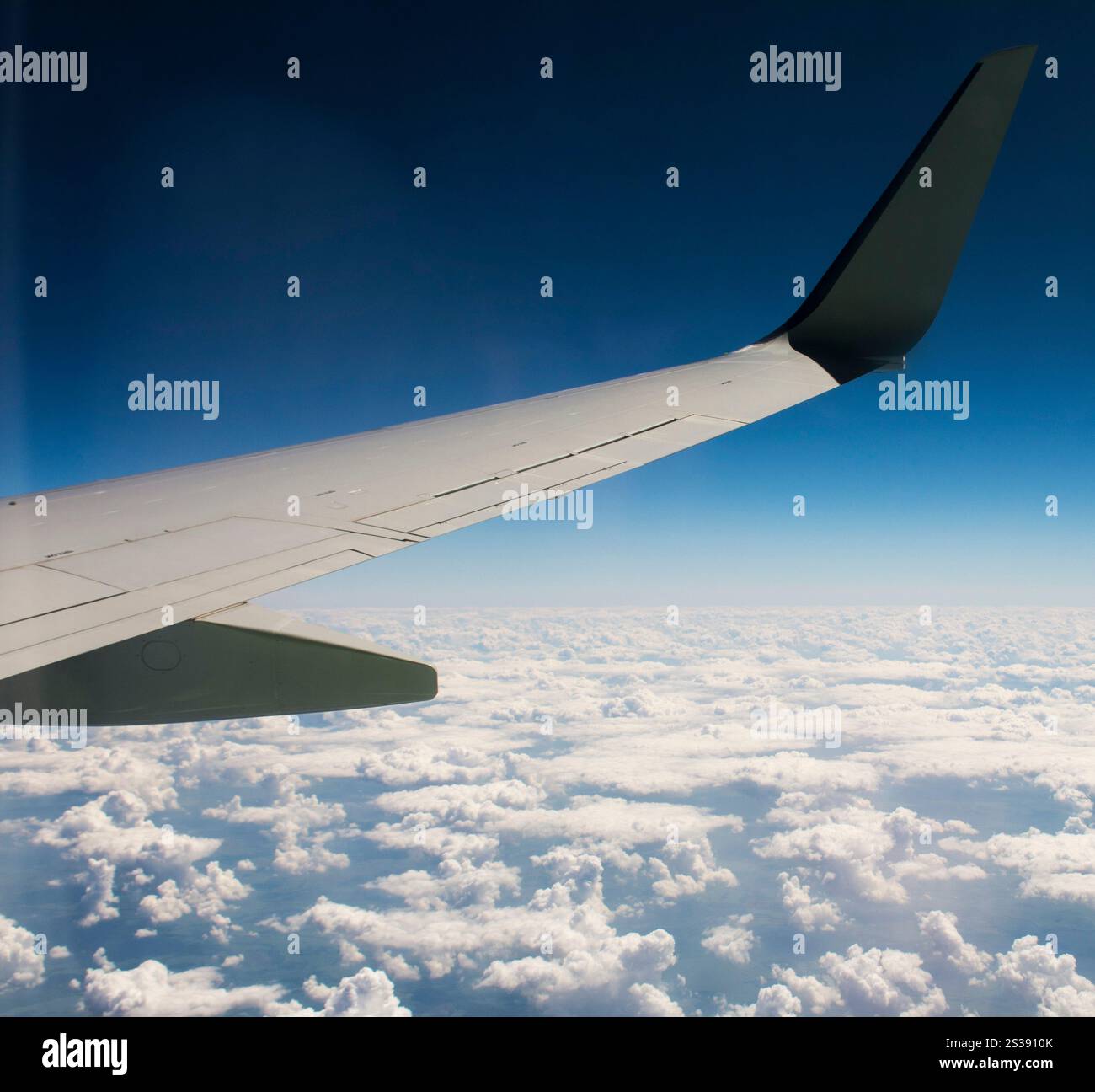 Wing airplane in blue sky hi-res stock photography and images - Alamy