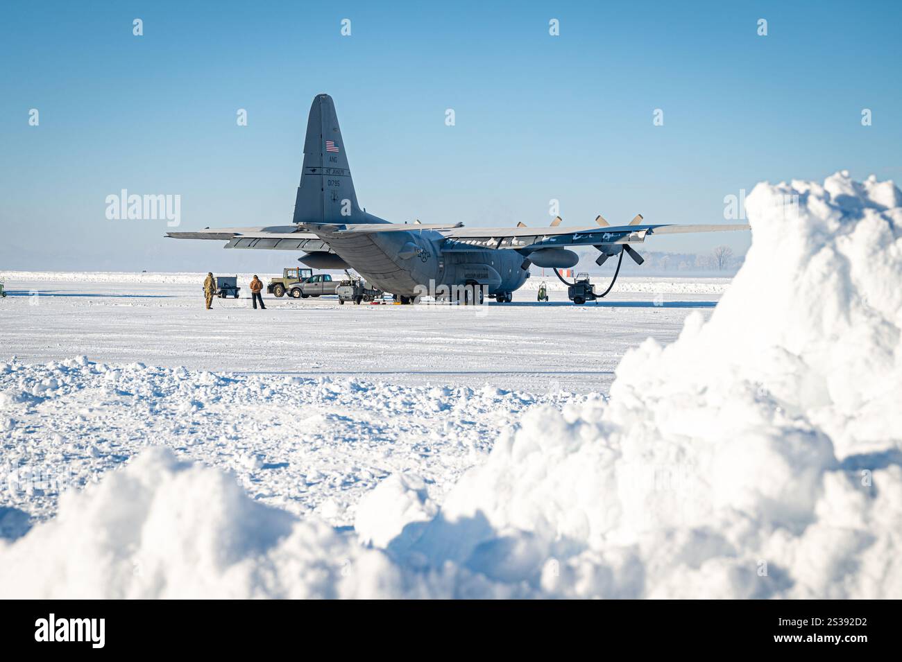 U.S. Airmen with the 139th Airlift Wing, Missouri Air National Guard ...