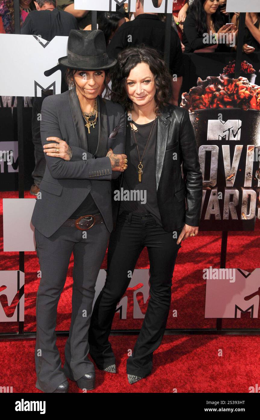 Linda Perry, Sara Gilbert at the 2014 MTV Movie Awards held at the ...