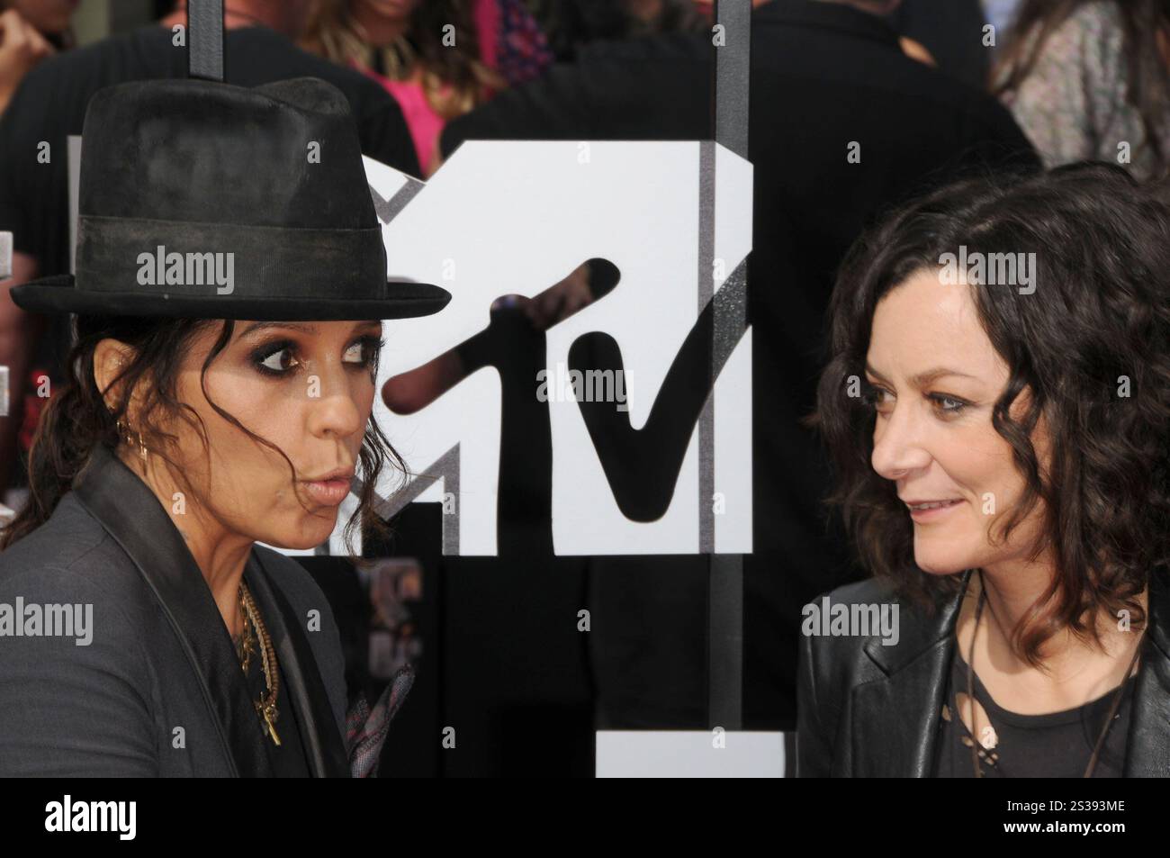 Linda Perry, Sara Gilbert at the 2014 MTV Movie Awards held at the ...