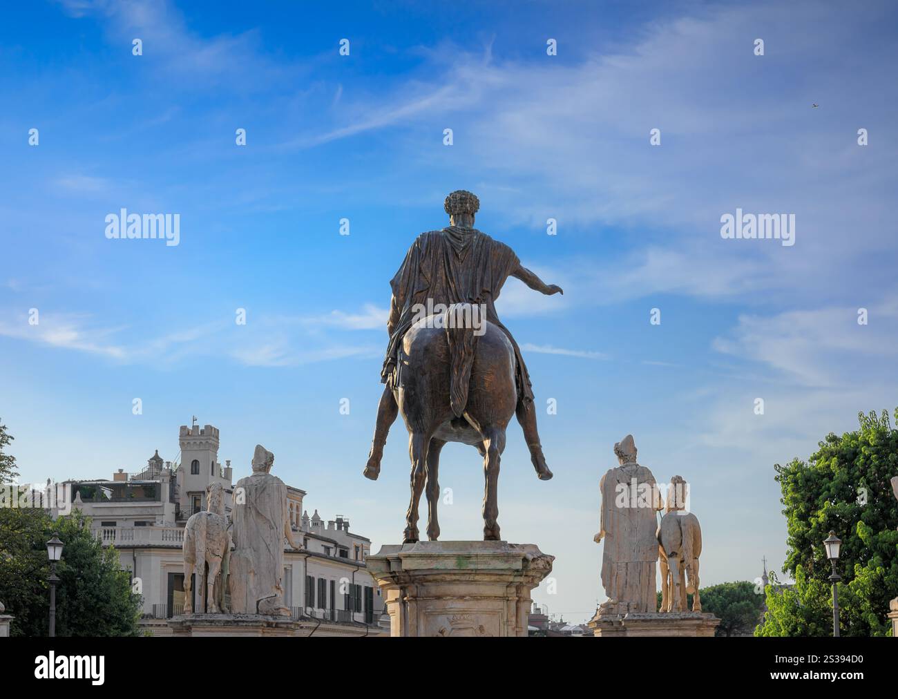 Rear view bronze equestrian hi-res stock photography and images - Alamy