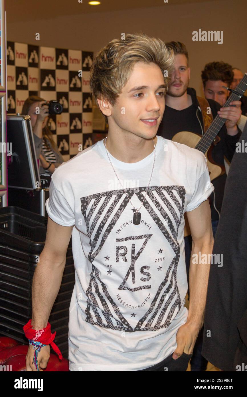 Elyar Fox sings an acoustic set and signs his single "Billion Dollar ...