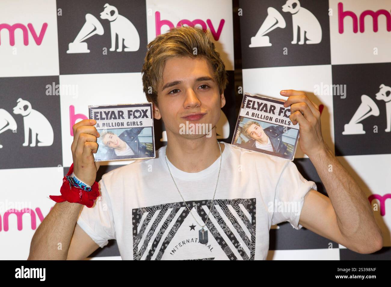 Elyar Fox sings an acoustic set and signs his single "Billion Dollar ...