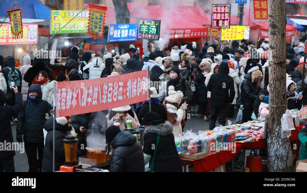 Tourists flock to the morning market on Hongzhuan Street in Harbin City ...