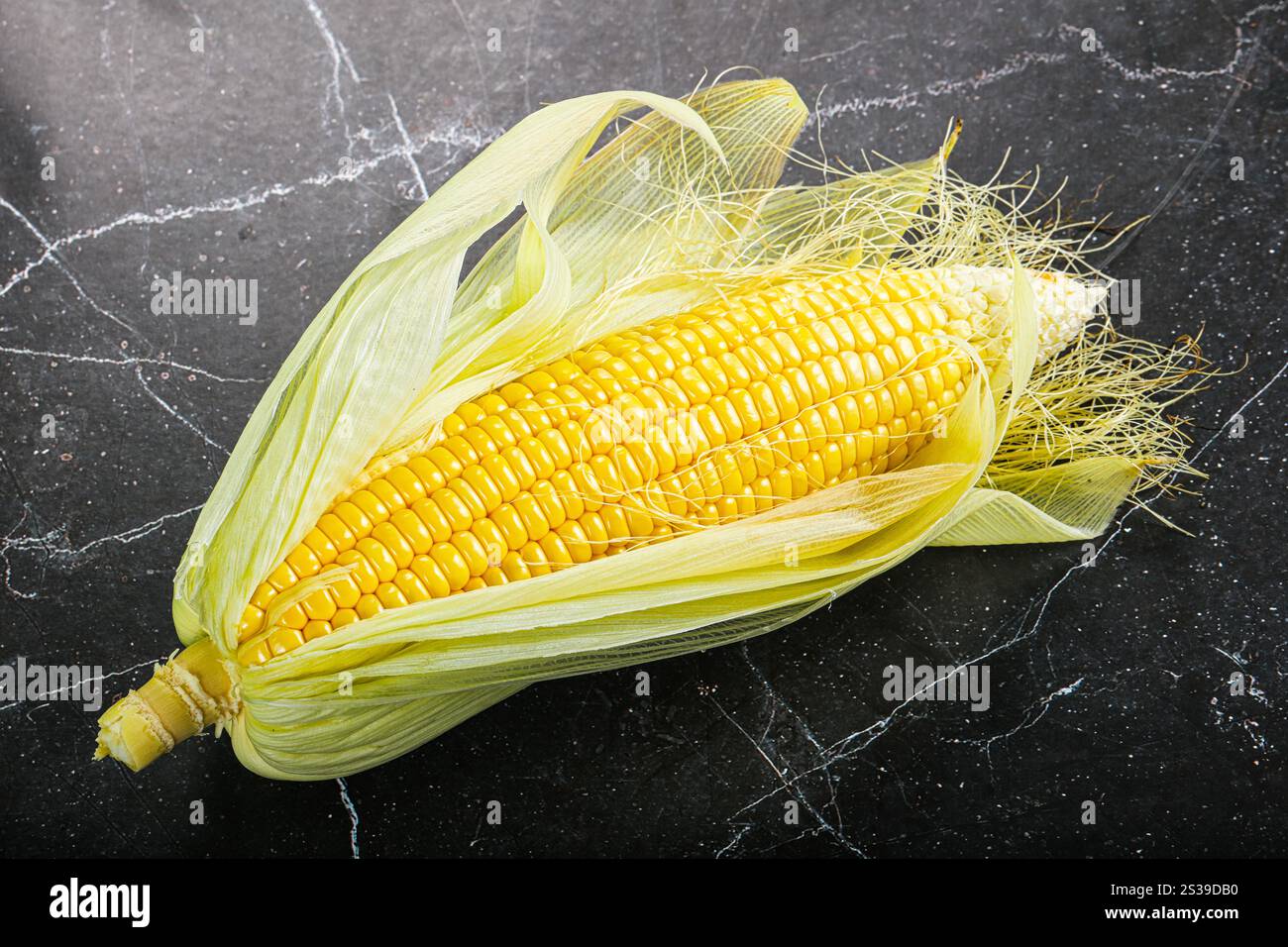 Raw sweet ripe yellow Corn with leaves Stock Photo - Alamy