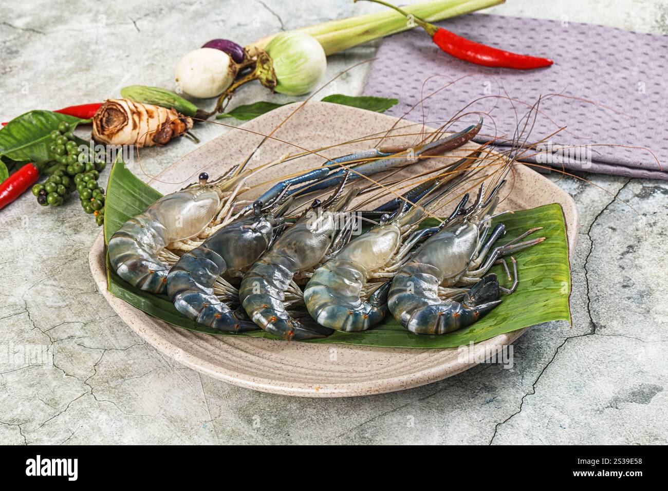 Raw blue river prawn in the plate for cooking Stock Photo - Alamy