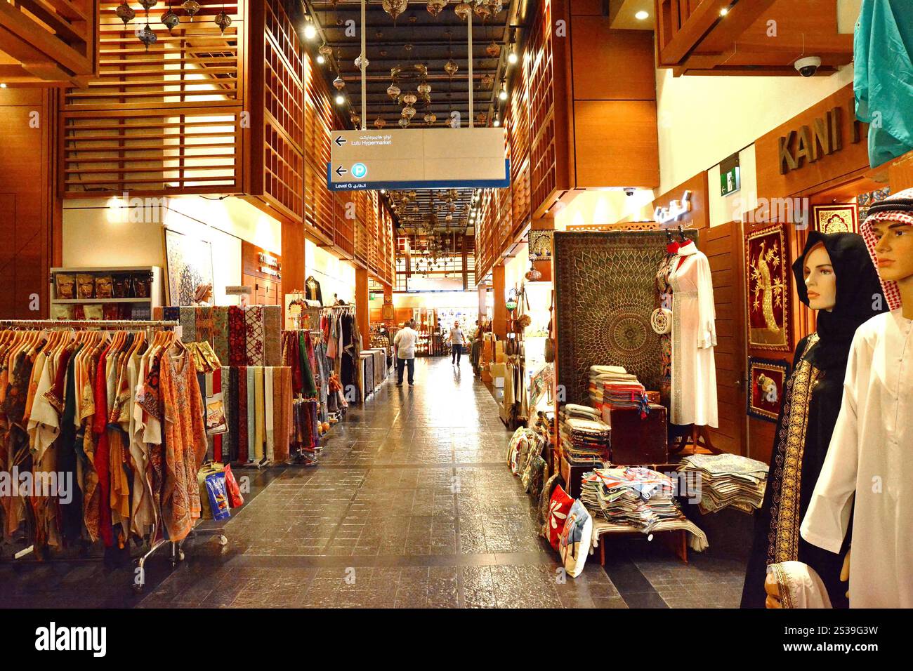 Dubai, UEA ‎23. ‎january ‎2024.: the traditional Grand Souk in Old ...