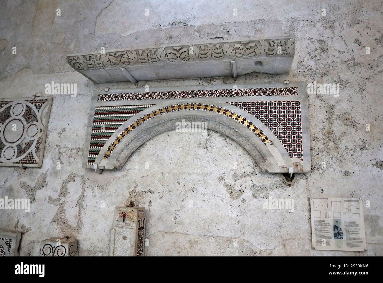 Amalfi - Frammenti di amboni bizantini nel Chiostro del Paradiso Stock ...