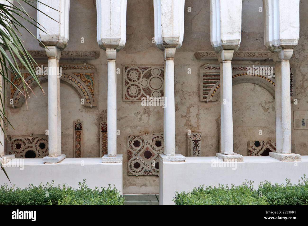 Amalfi - Frammenti di amboni nel Chiostro del Paradiso Stock Photo - Alamy