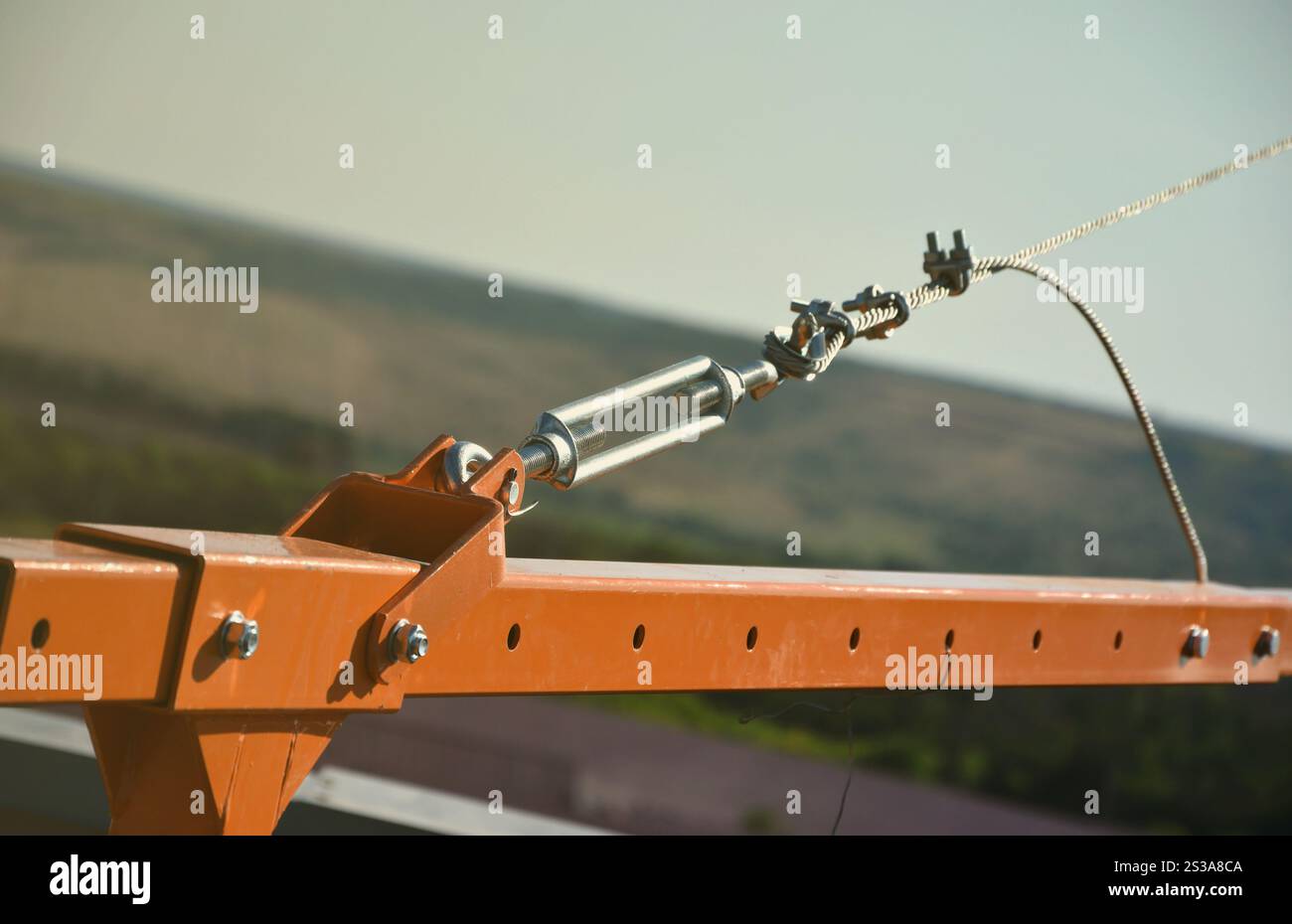 Rope lockers in rear beam of suspended wire rope platform for facade ...