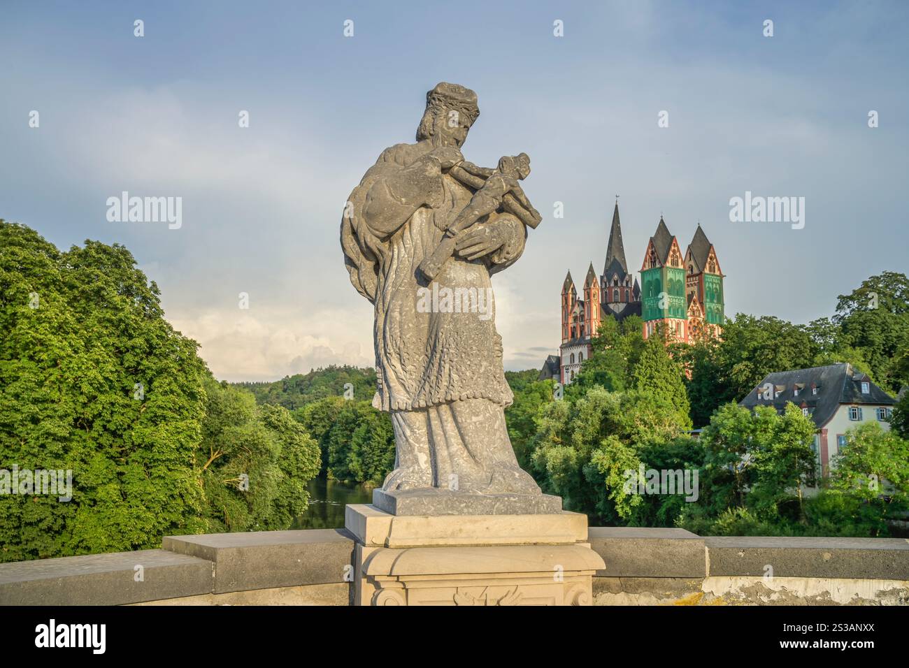 Nepomukstatue, Alte Lahnbrücke, hinten der Dom, Limburg an der Lahn ...