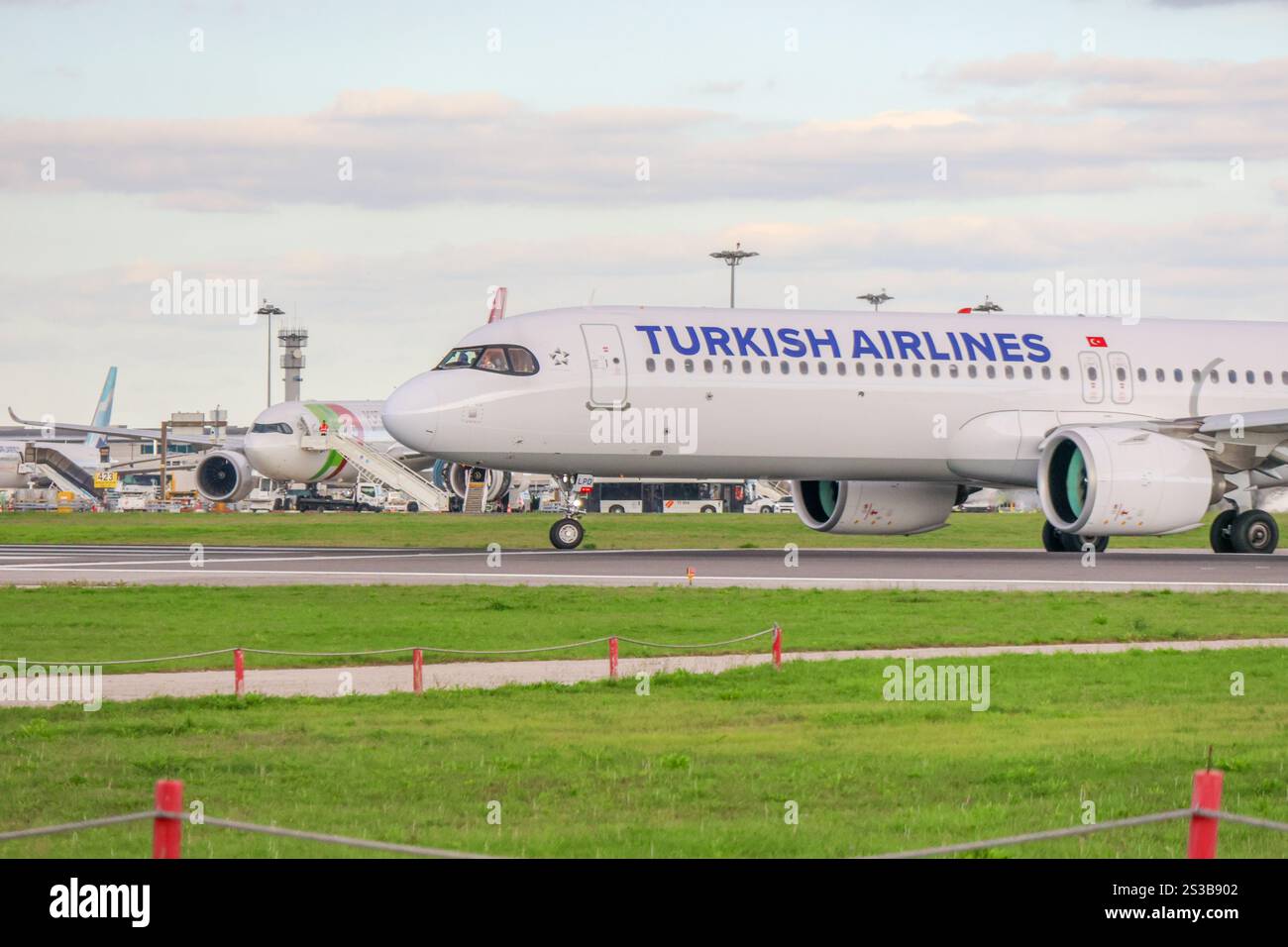 Turkish airlines airbus a321neo taxiing at lisbon humberto delgado ...