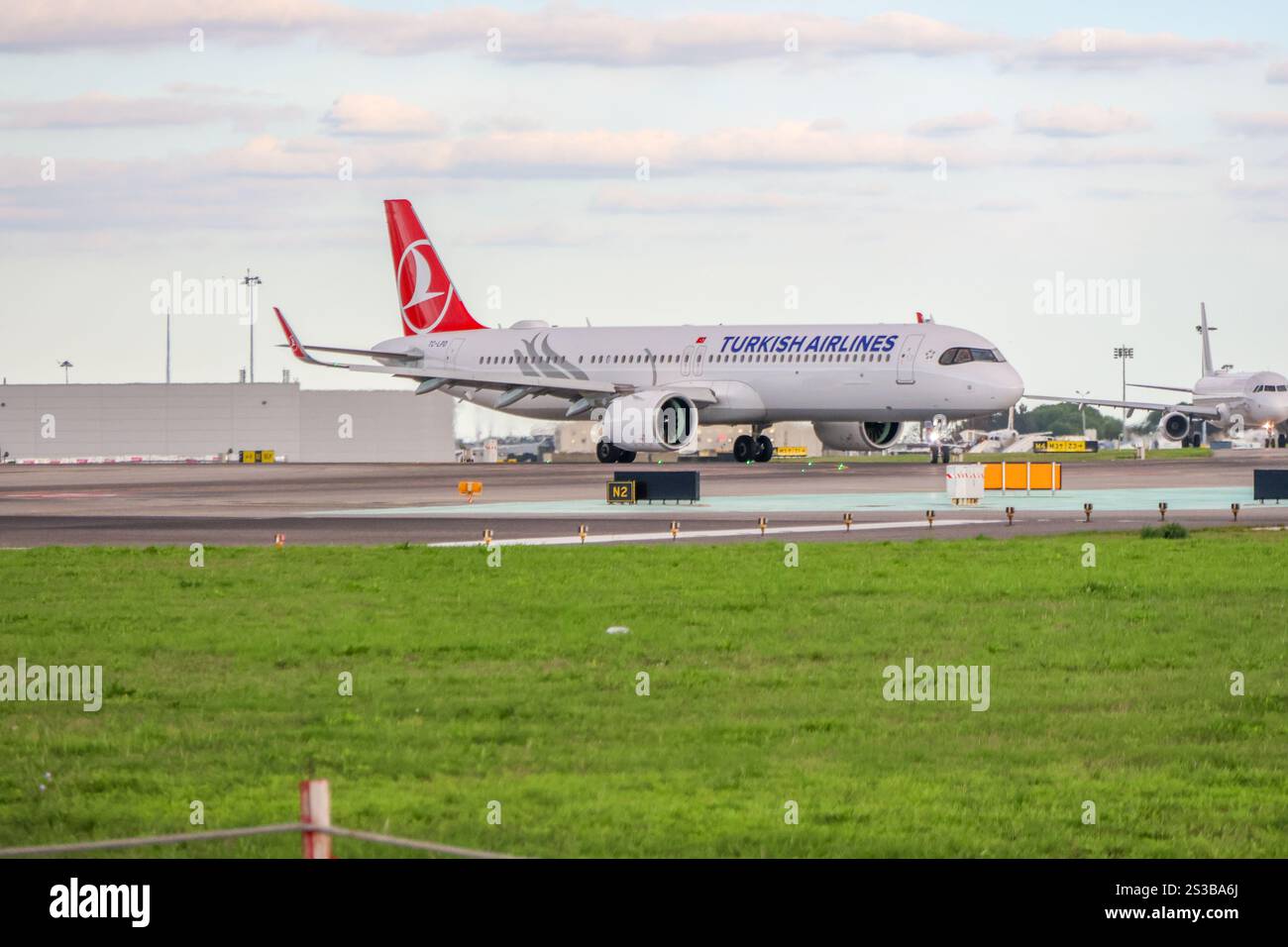 Turkish airlines airbus a321neo taxiing at lisbon humberto delgado ...