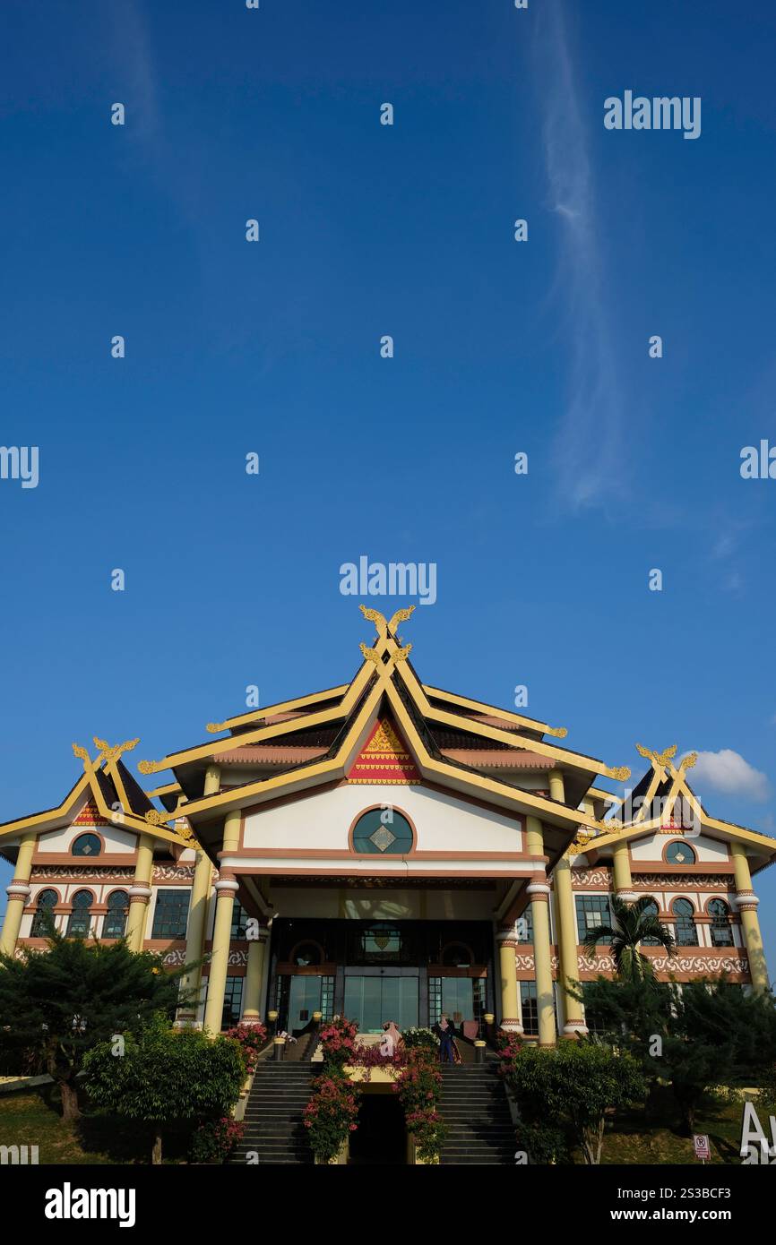 Anjungan Seni Idrus Tintin is a building with Riau-Malay architecture ...