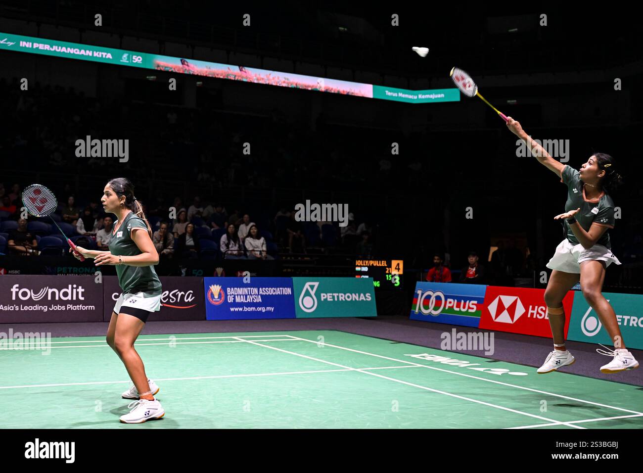 (250109) -- KUALA LUMPUR, Jan. 9, 2025 (Xinhua) -- Treesa Jolly (R)/Gayatri Gopichand Pullela of ...