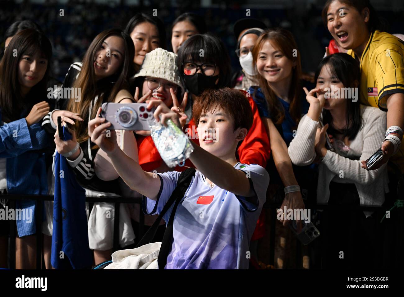 (250109) -- KUALA LUMPUR, Jan. 9, 2025 (Xinhua) -- Zhang Shuxian (C) takes selfies with ...