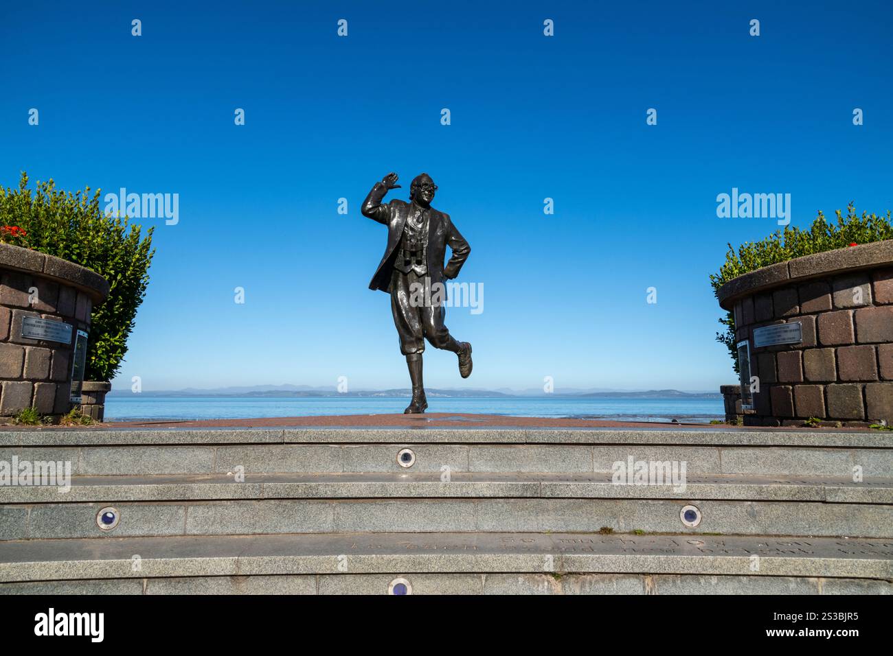 Statue of the famous comedian Eric Morecambe on the promenade in the ...