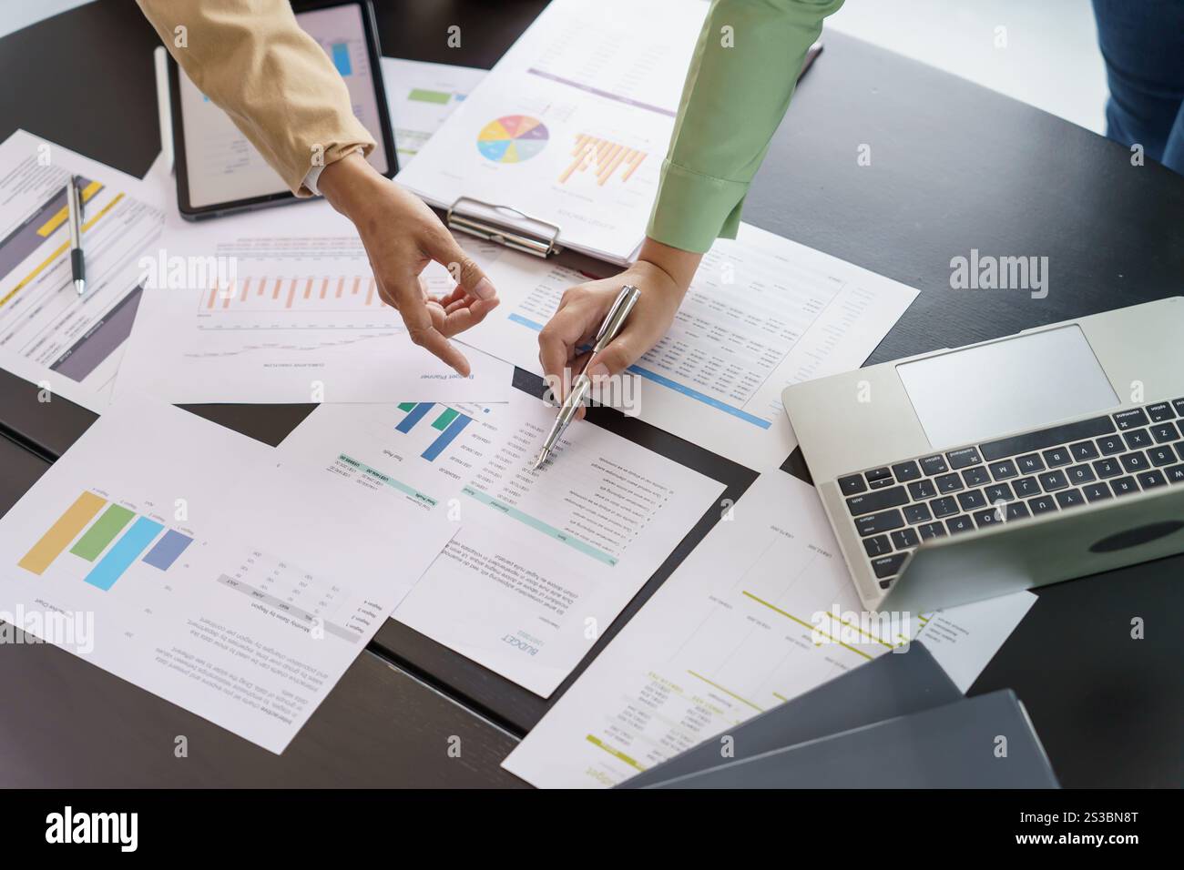 Business People brainstorming Meeting Design Ideas to share idea ...