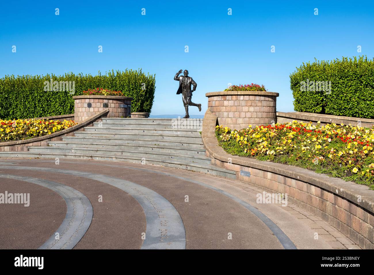 Statue of the famous comedian Eric Morecambe on the promenade in the ...
