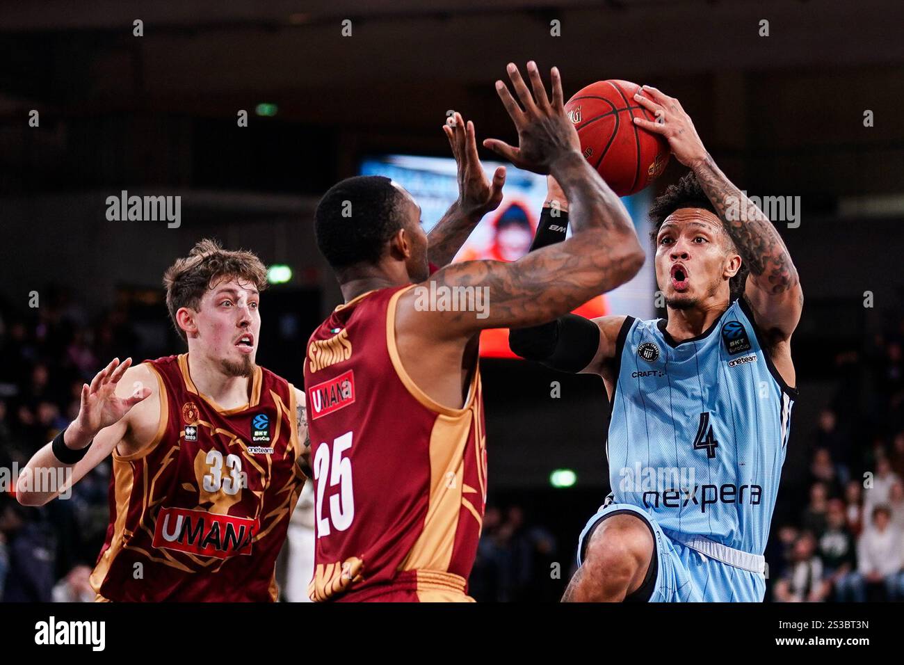 Jaizec Lottie (Veolia Towers Hamburg, #04) im Zweikampf mit Aamir Simms ...