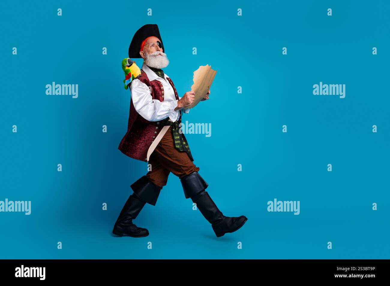 Full length photo of senior funny pirate grandpa walking hold treasure ...
