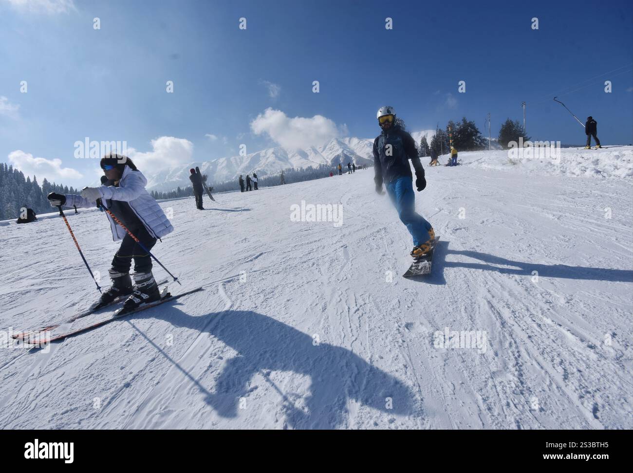 Baramullah, India. 08th Jan, 2025. People are skiing down the slopes ...