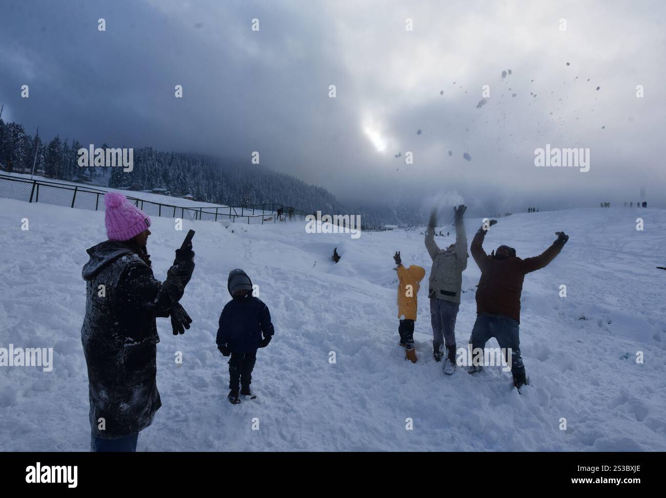 Snowballs himalayas hi-res stock photography and images - Alamy