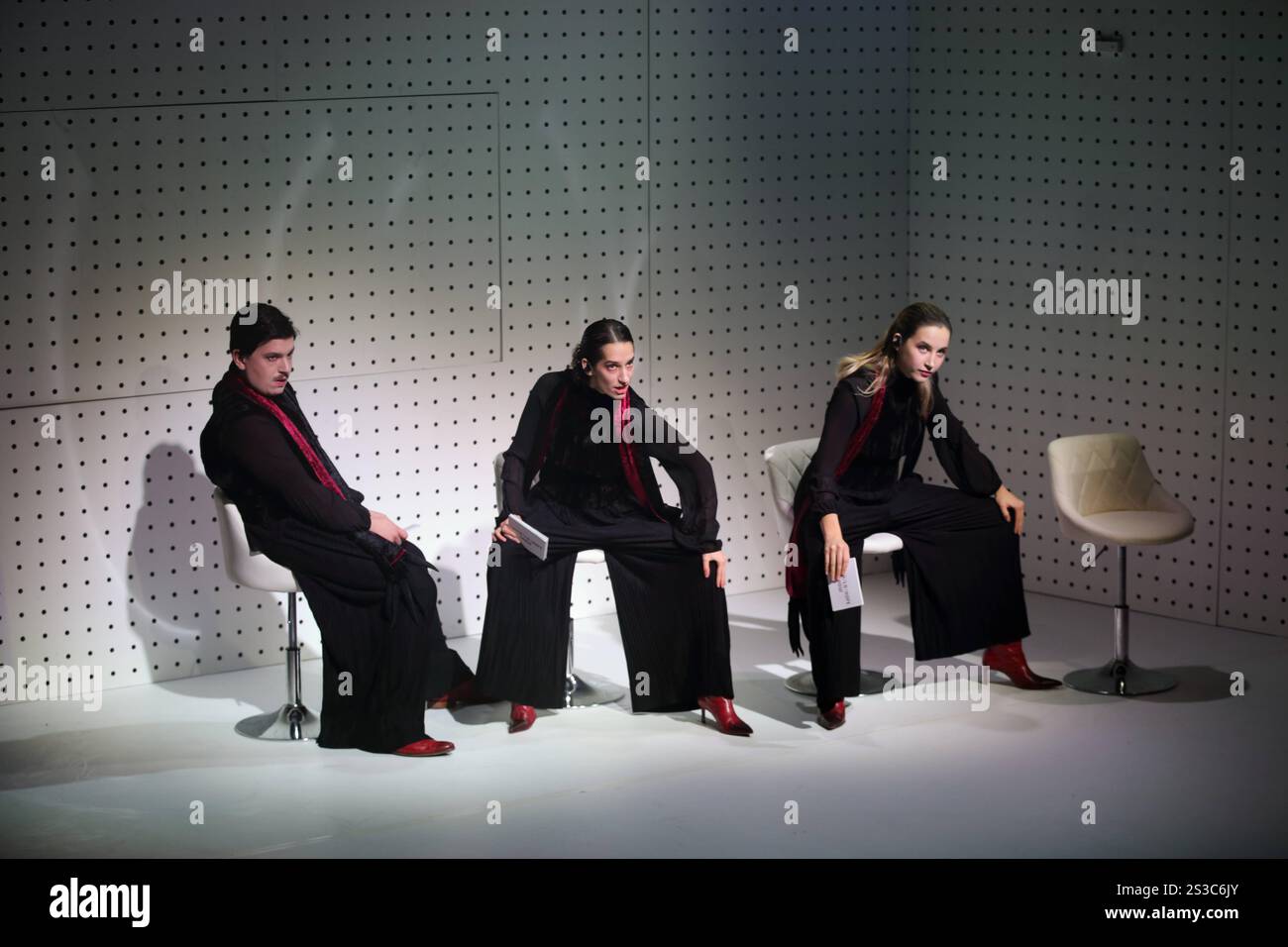 Emil Kollmann als Lo, Hexe, Eszter Demecs als Hope, Hexe und Greta ...