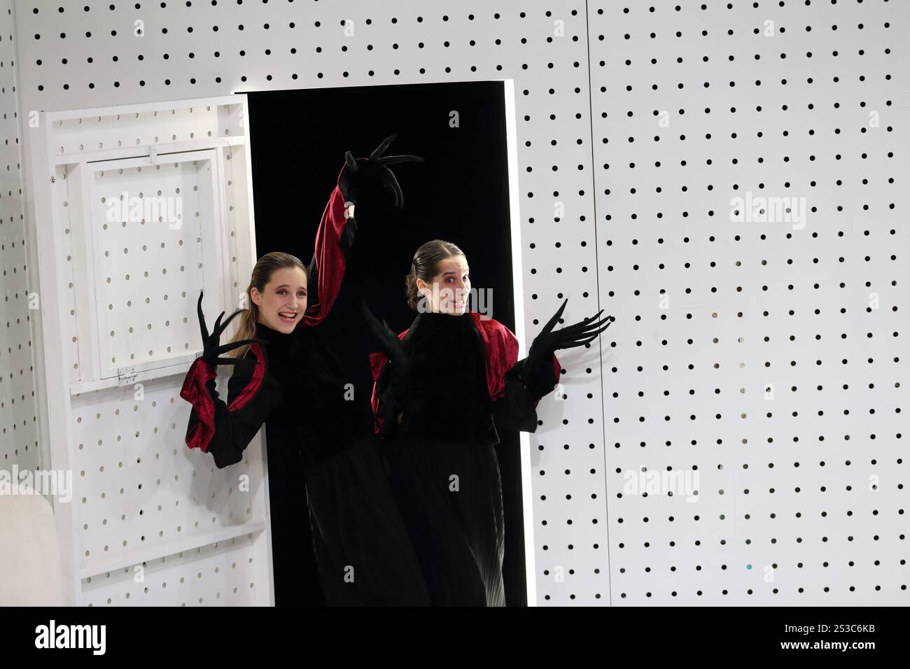 Greta Geyer als Faith, Hexe und Eszter Demecs als Hope, Hexe, v.l ...