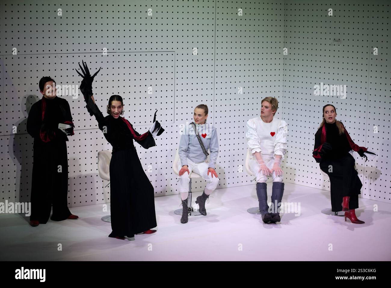 Emil Kollmann als Lo, Hexe, Eszter Demecs als Hope, Hexe, Magdalena ...