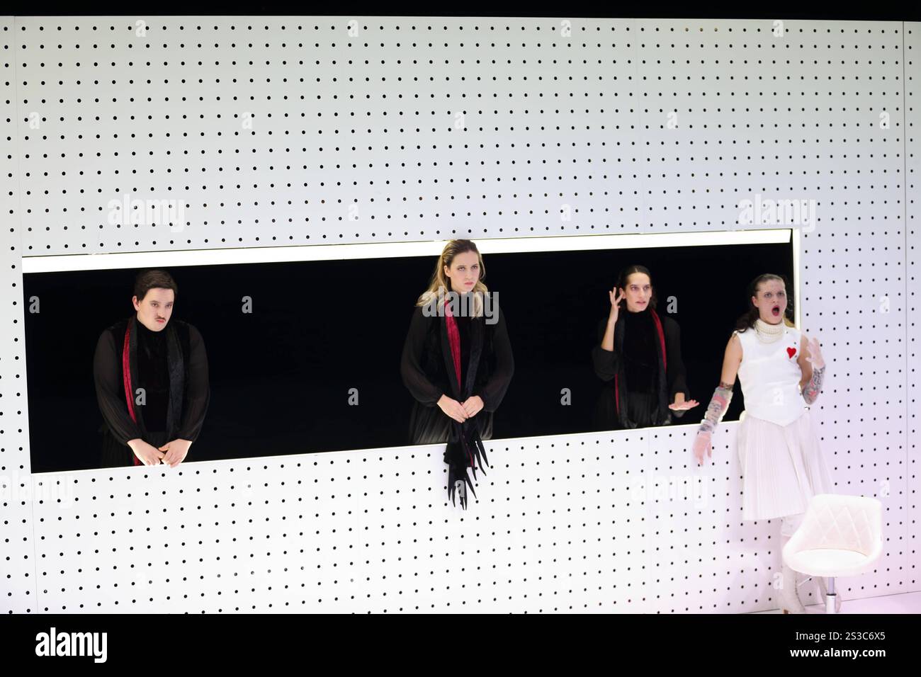 Emil Kollmann als Lo, Hexe, Greta Geyer als Faith, Hexe, Eszter Demecs als Hope, Hexe und ...