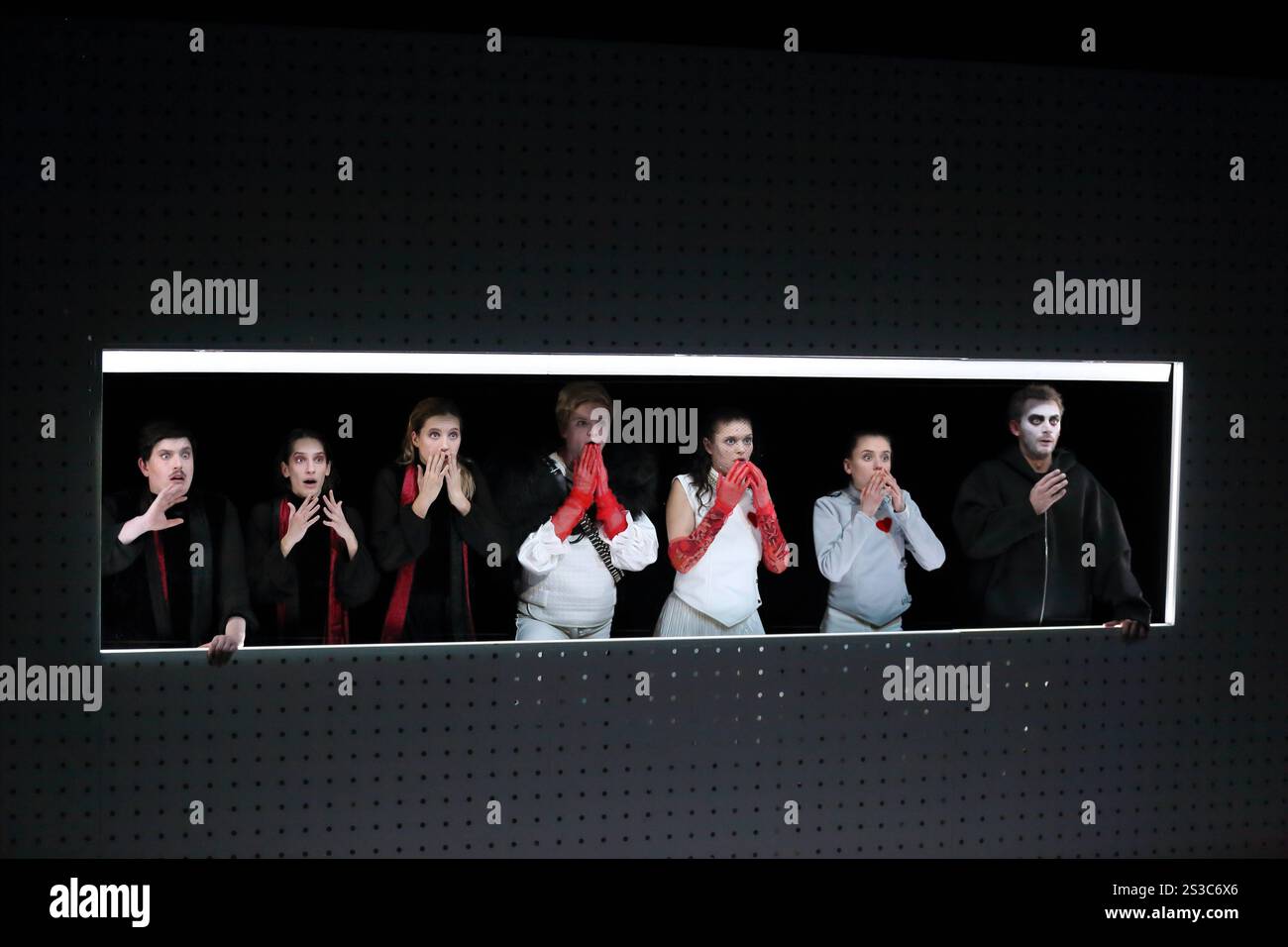 Emil Kollmann als Lo, Hexe, Eszter Demecs als Hope, Hexe, Greta Geyer ...