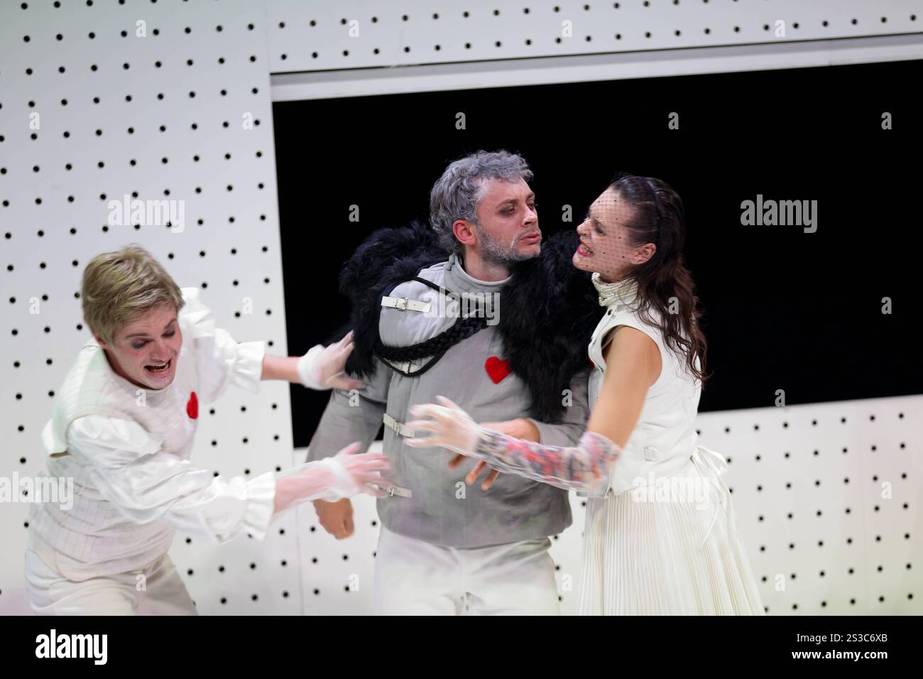 Fabian Mair Mitterer als Macbeth, Elias Nuriel Kohl als König Duncan ...