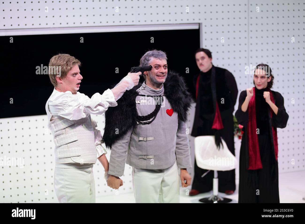 Fabian Mair Mitterer als Macbeth, Elias Nuriel Kohl als König Duncan ...