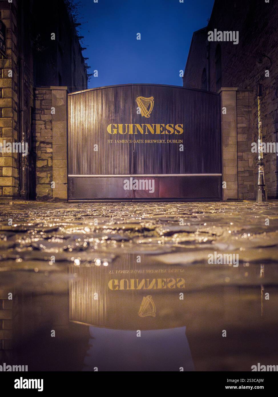 Night reflection of St. James' Gate at the Guinness Brewery Stock Photo ...