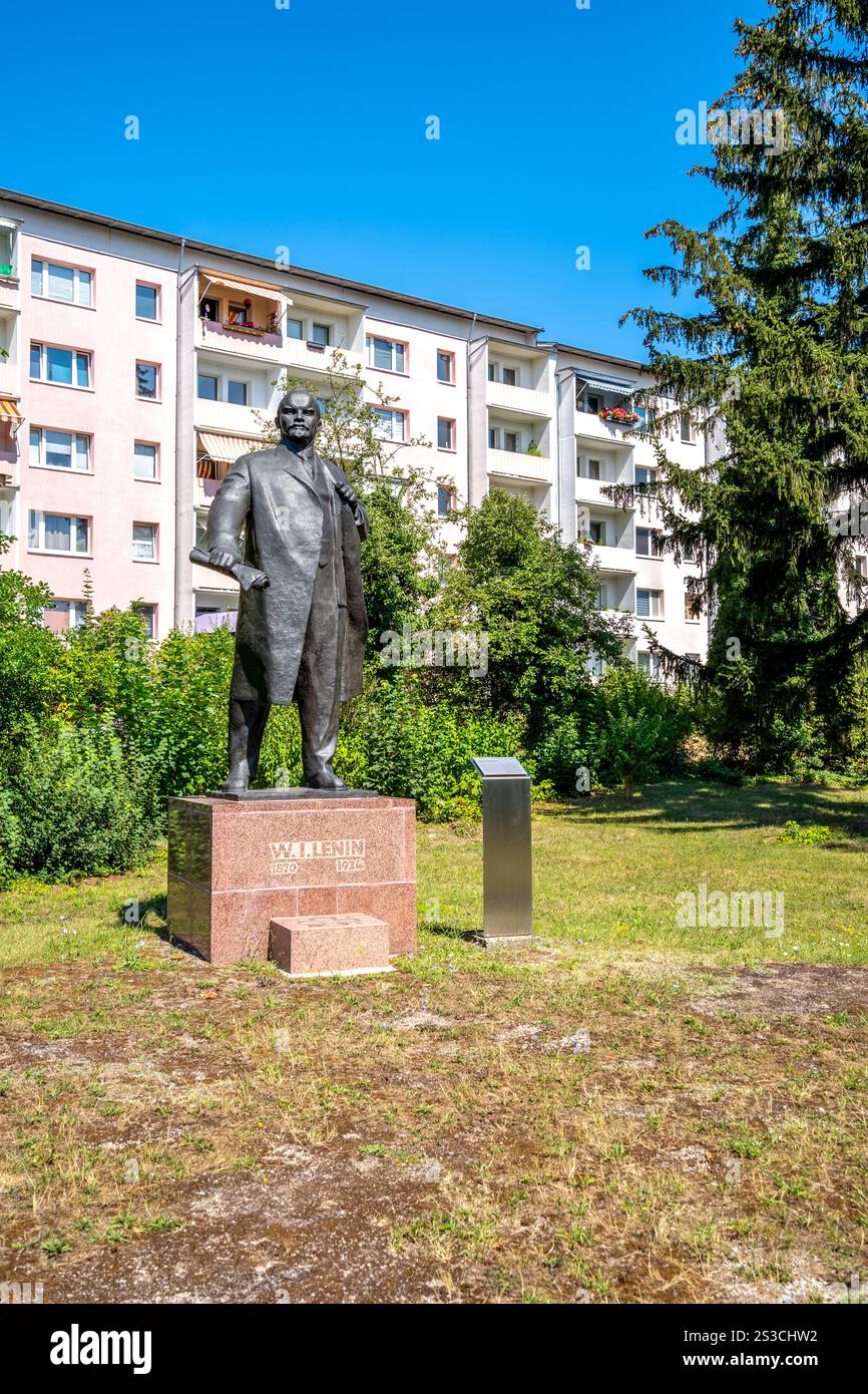 Statue lenin lenin monument hi-res stock photography and images - Alamy