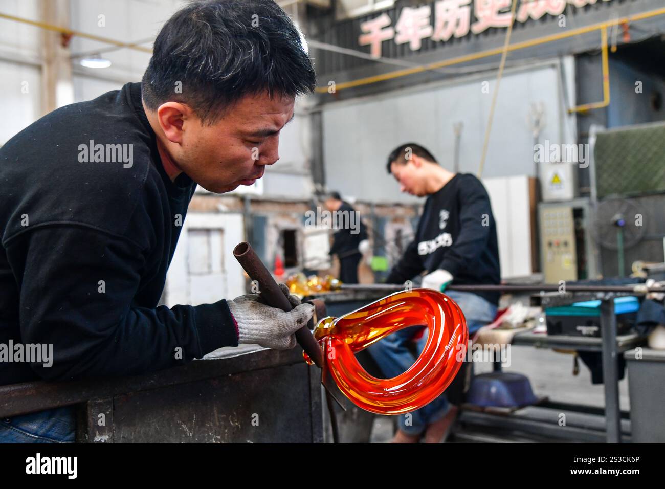 (250109) -- ZIBO, Jan. 9, 2025 (Xinhua) -- A worker makes colored glaze ...