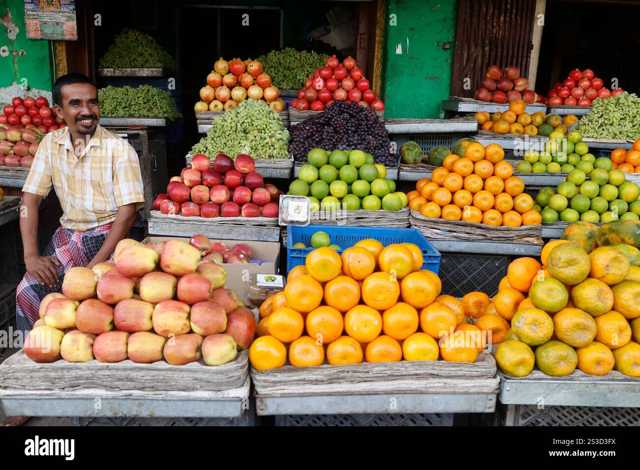 Fruit vendor in the market at Madurai, Tamil Nadu, India Stock Photo ...