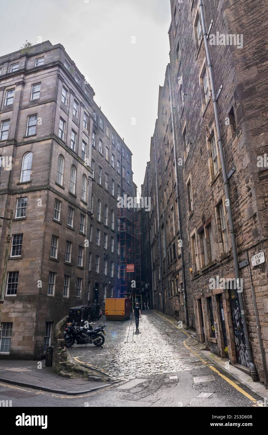 Edinburgh, Scotland's cultural capital - old tenement alley St Ninian's ...