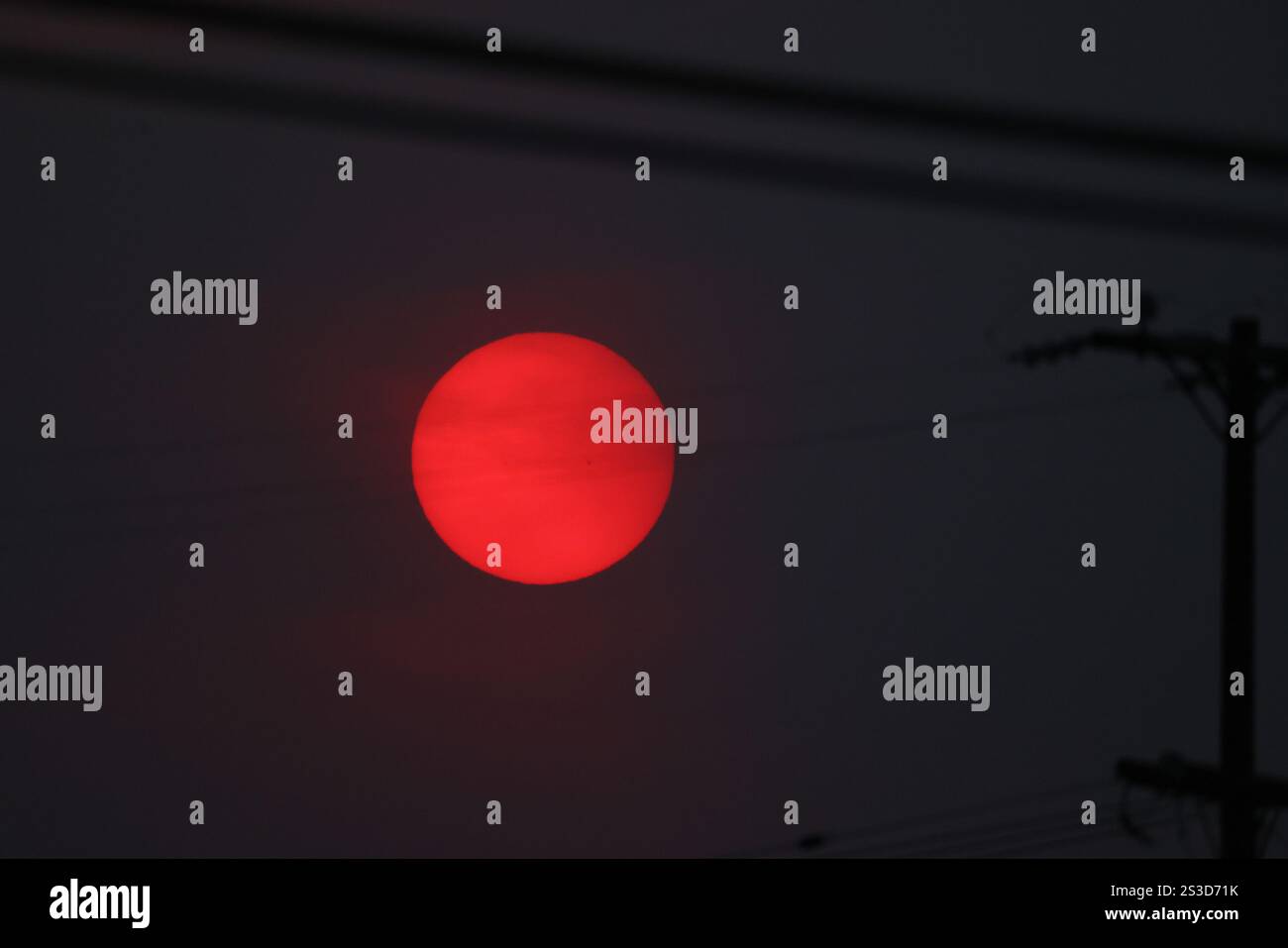 Los Angeles, CA. 8th Jan, 2025. View of the moon as smoke covers areas ...