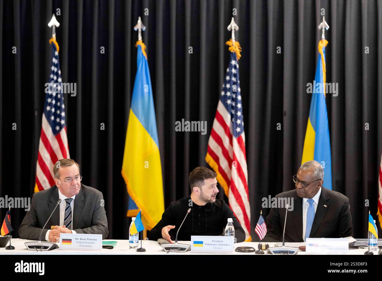 BORIS PISTORIUS, VOLODYMYR ZELENSKY and U.S. Secretary of Defense LLOYD ...