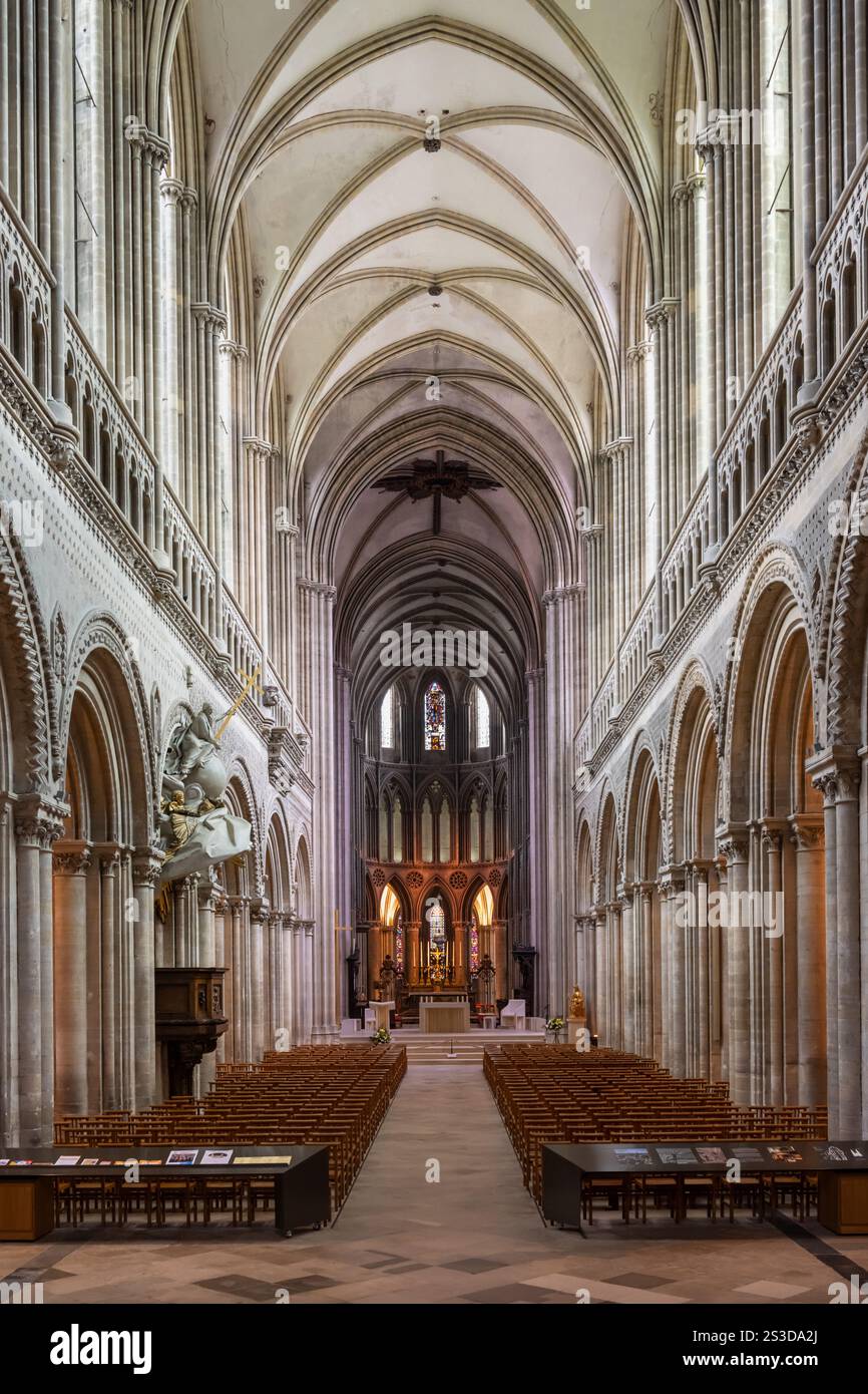 Notre dame cathedral nave hi-res stock photography and images - Alamy