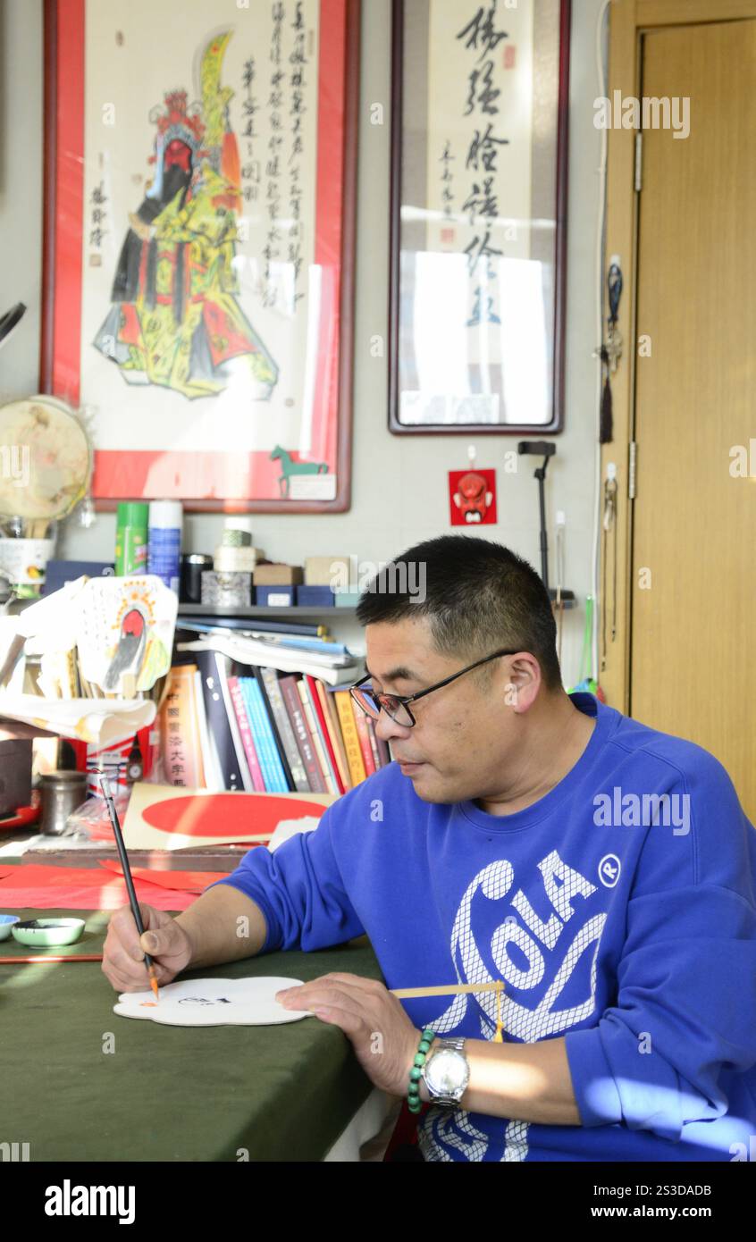 (250109) -- BEIJING, Jan. 9, 2025 (Xinhua) -- Yang Qiang paints Peking ...