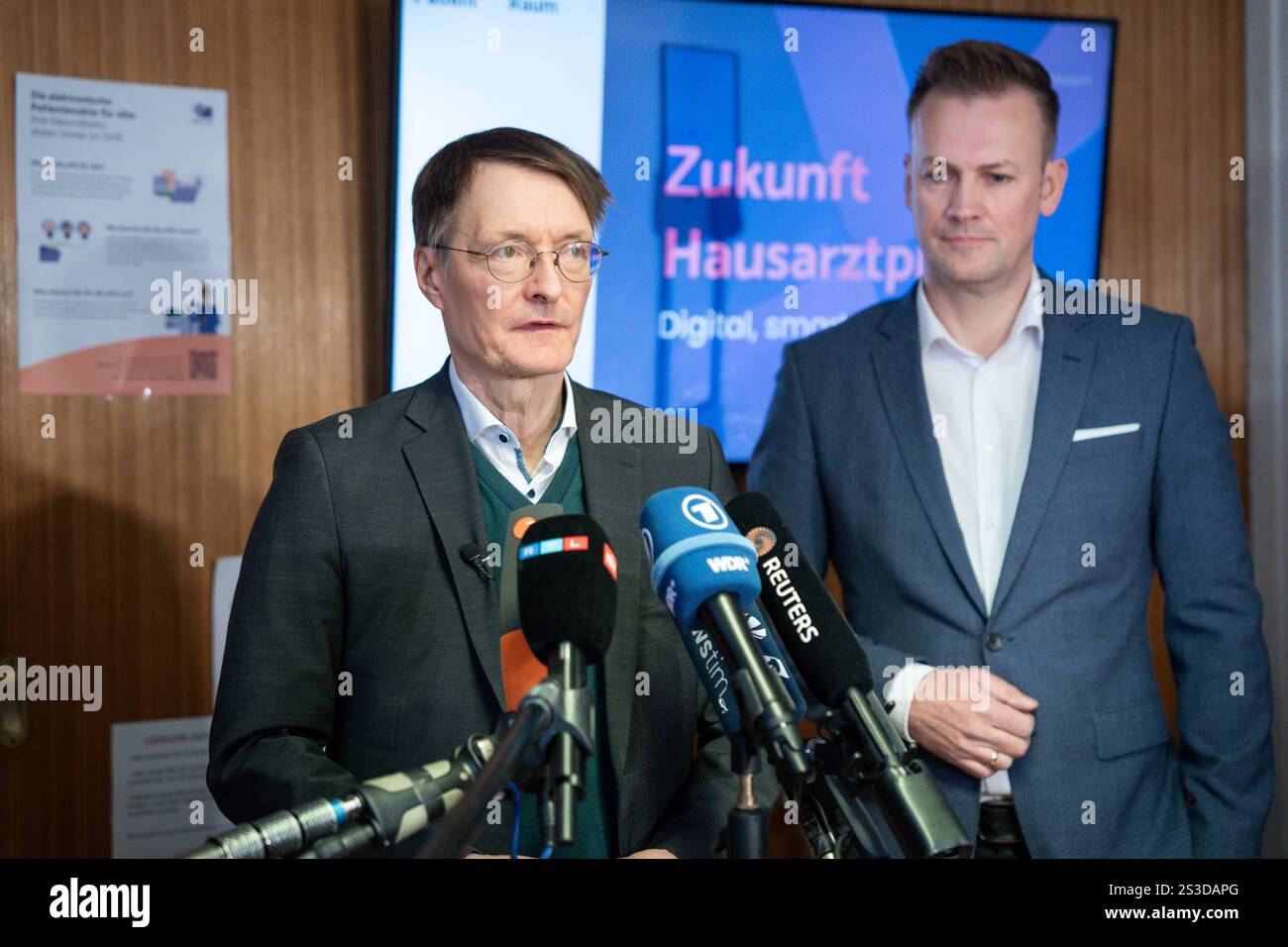 Praxisbesuch des Bundesgesundheitsministers zur Einfuehrung der ePA ...